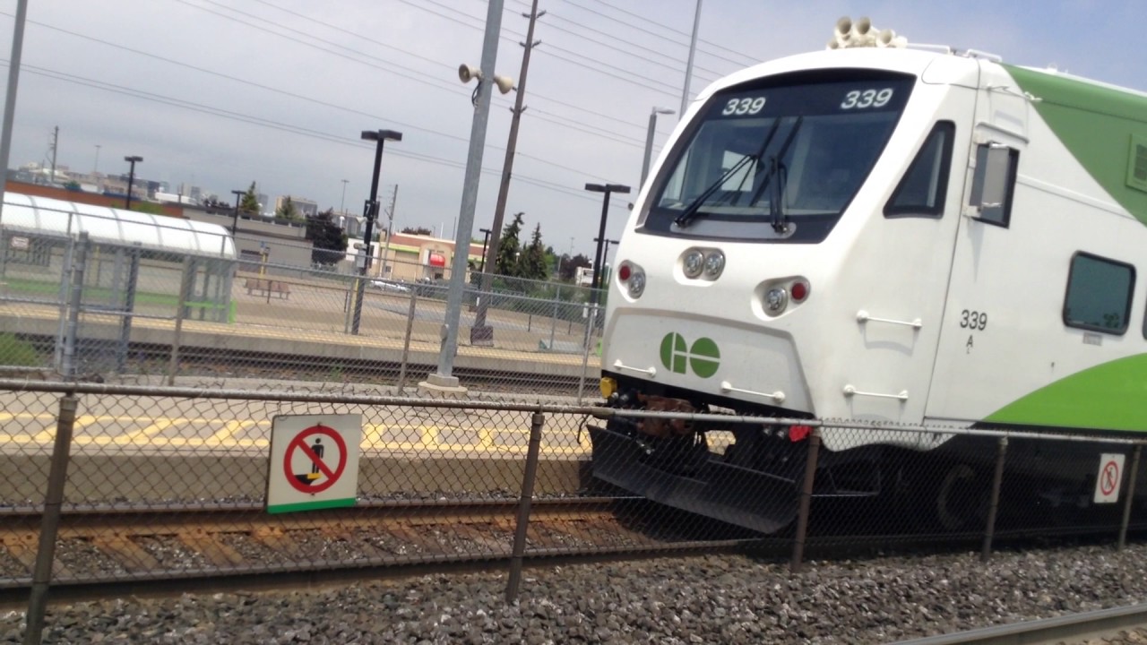 VIA 72 GE P42 907 & WB GO MPI MP40PH-3C 653 & EB GO MP40PH-3C 629 Oak ...