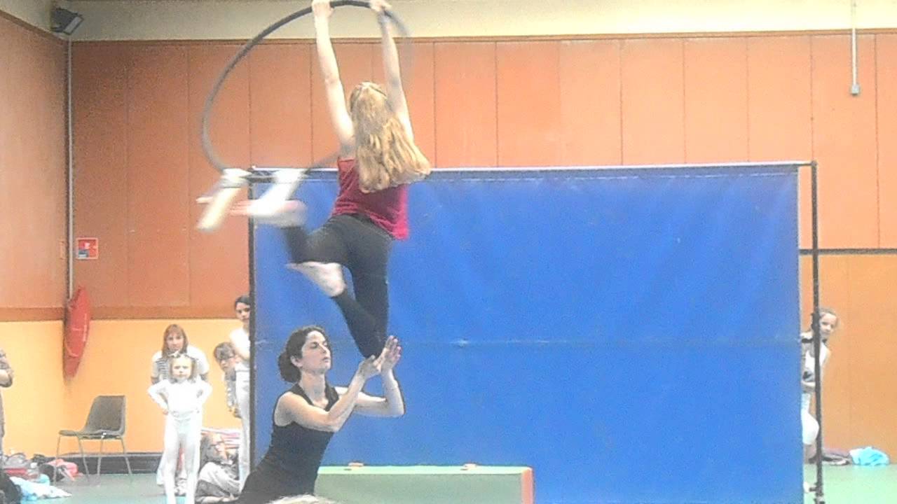 Spectacle de Cirque -Cerceau - YouTube