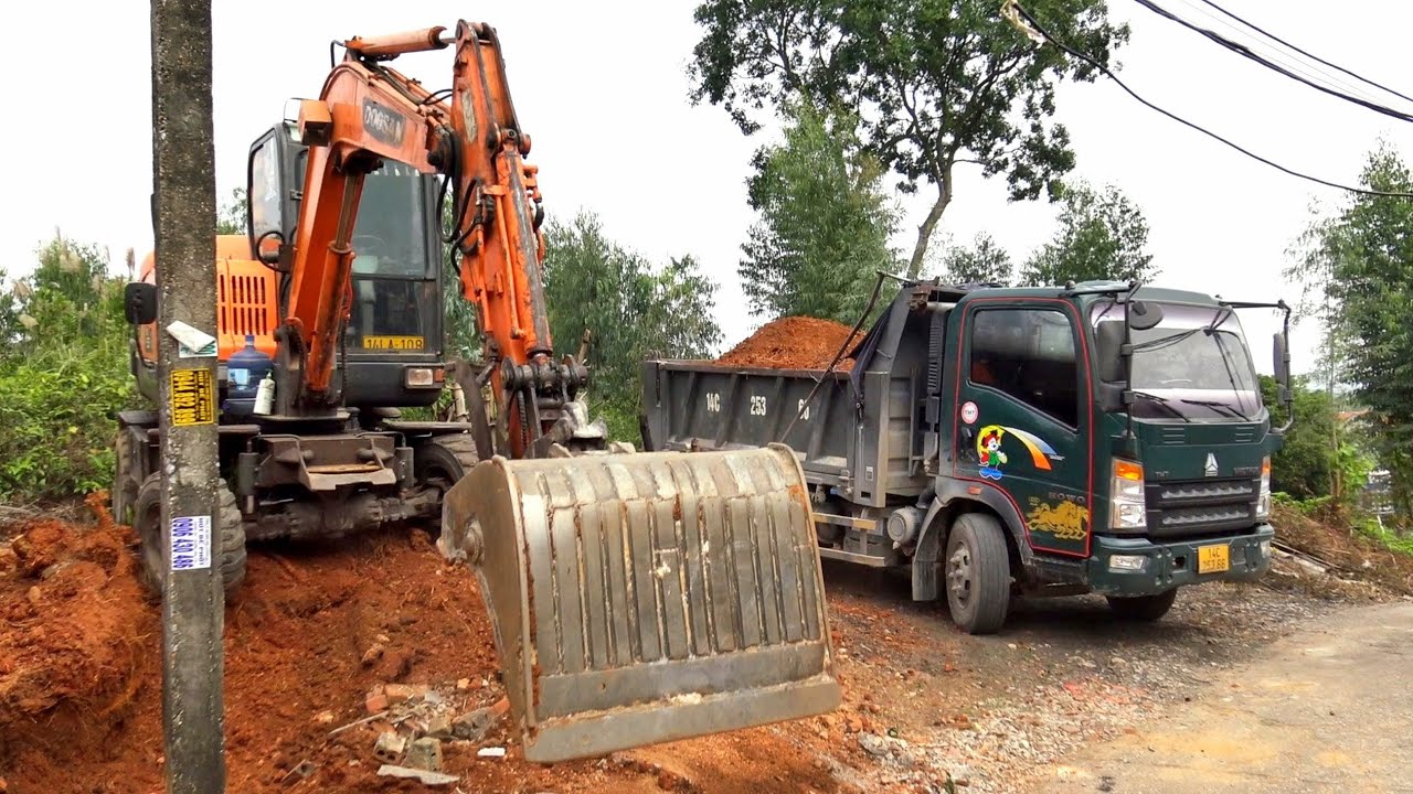 Máy Xúc DOOSAN DX55W Múc Đất Lên Xe Ô Tô Tải Ben TMT | Excavator Dump Truck | TienTube TV - YouTube