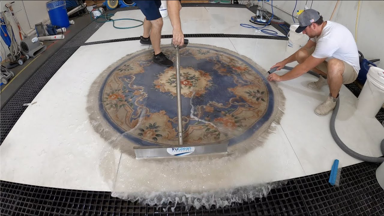 Washing a DIRTY circle rug with lots of dirt hiding away - YouTube