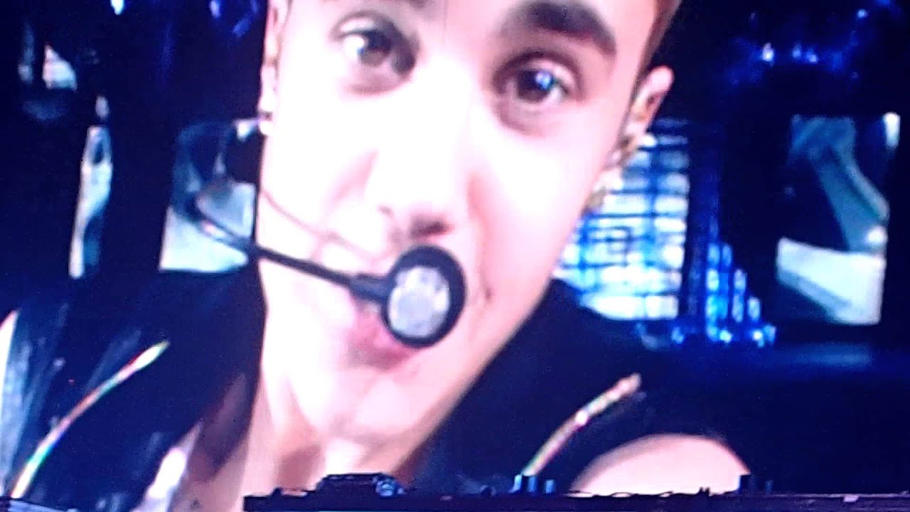 Justin Bieber singing into the camera in Nashville, TN 1-18-13 - YouTube