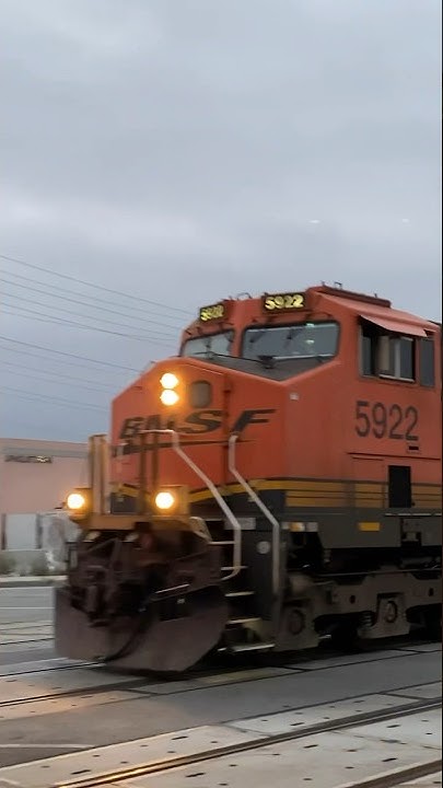 BNSF #5922 Passing By Los Nietos Crossing! - YouTube