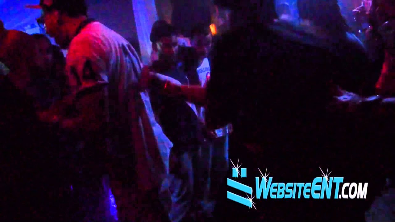 Two Girls Fighting IN A Club in NY - YouTube
