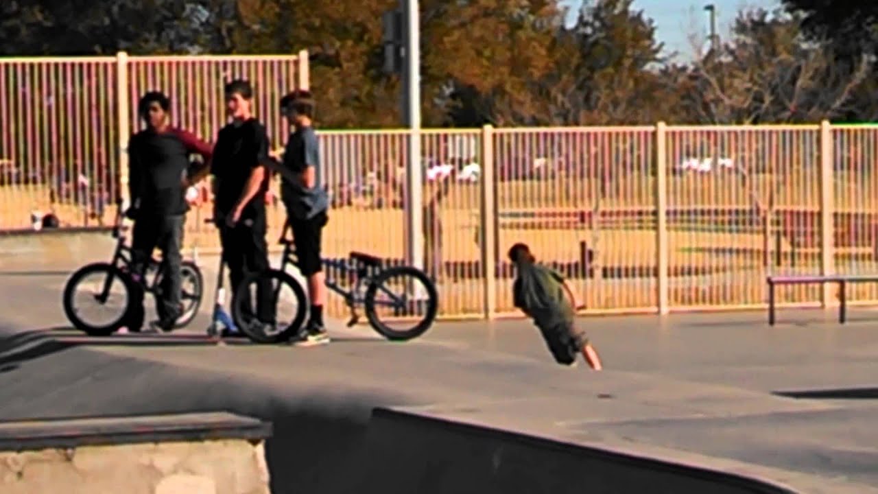 Busy skatepark - YouTube