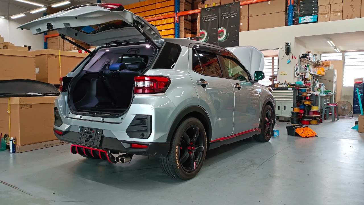 Toyota Raize electric power tailgate - YouTube