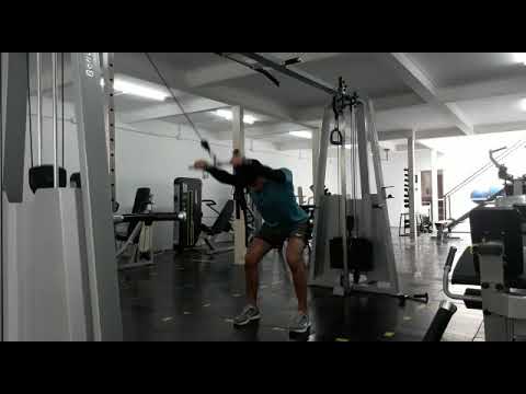 Pull down en polea alta con barra - YouTube