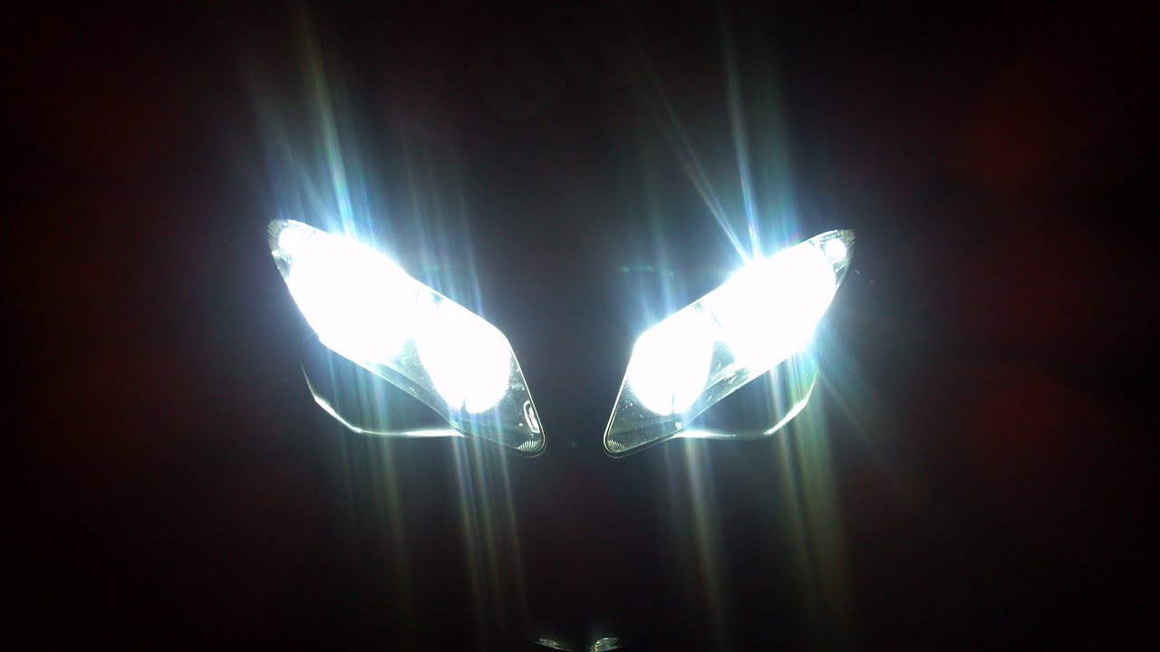 2007 Yamaha R1 With All 4 HID Headlights - YouTube