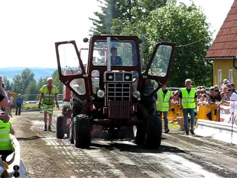 Traktorpulling med IH 906 på Flykälen 2009 - YouTube