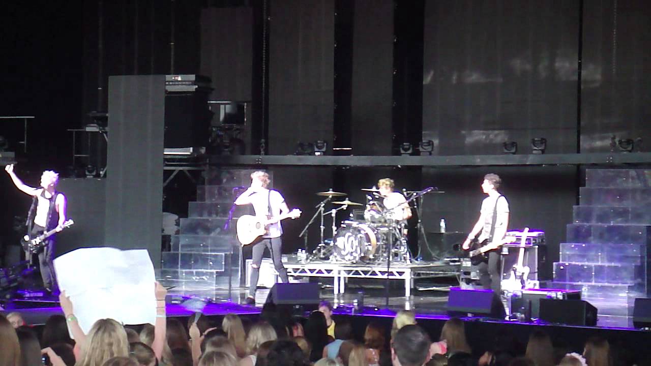 5sos being cute on stage 7/14/13 - YouTube