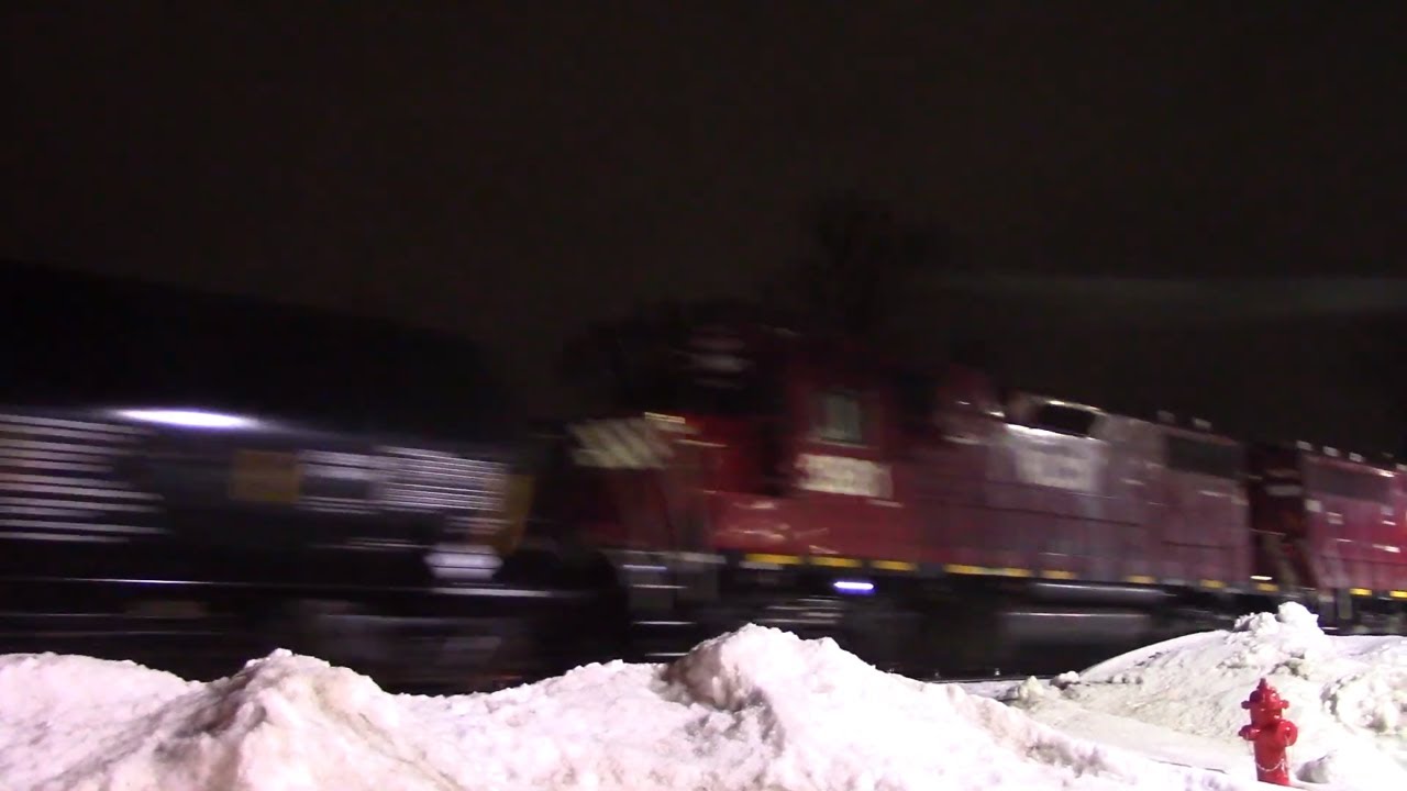 HLCX 1067 Meets BNSF 6876 in Coal City, IL 2/21/21 - YouTube
