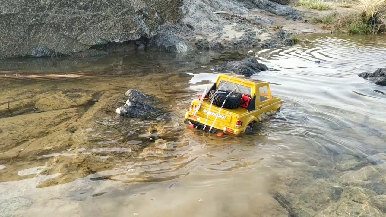 Suzuki Samurai rc crawler , proline sumo - YouTube