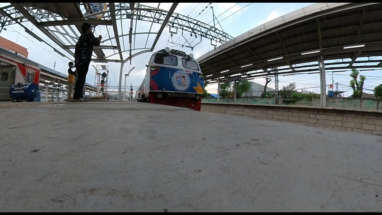 Kereta Api Jayakarta Melintas Langsung di jalur 5 stasiun Jatinegara # ...