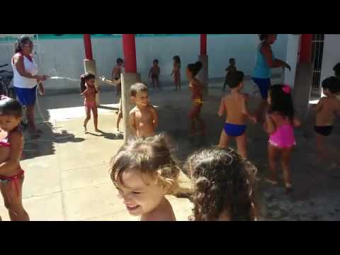 Tomando banho de mangueira na escola