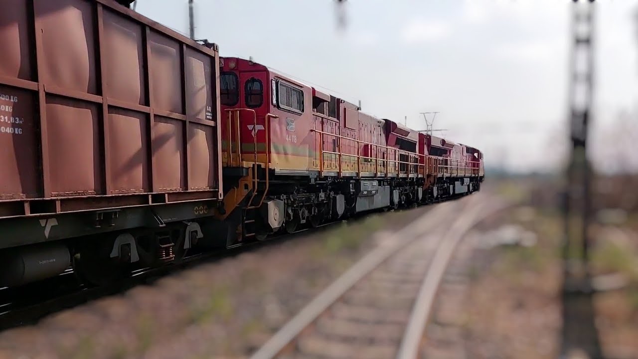 TFR Class 44GEs with a mixed container train. - YouTube