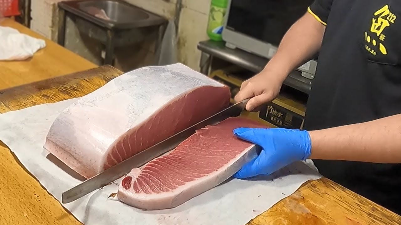 Wagyu beef of the sea - 300 kg giant bluefin tuna cutting luxurious ...