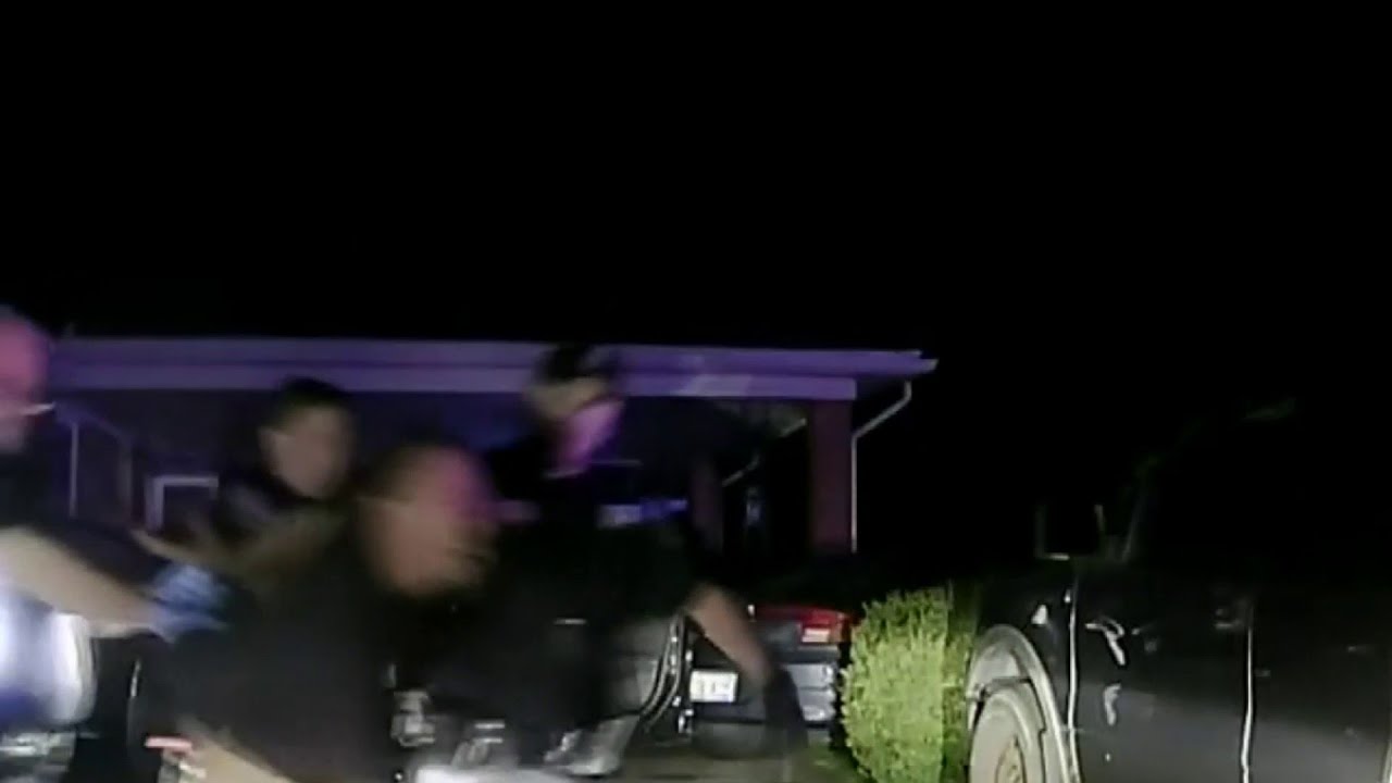 Cameras show Roseville police defusing dangerous domestic dispute - YouTube