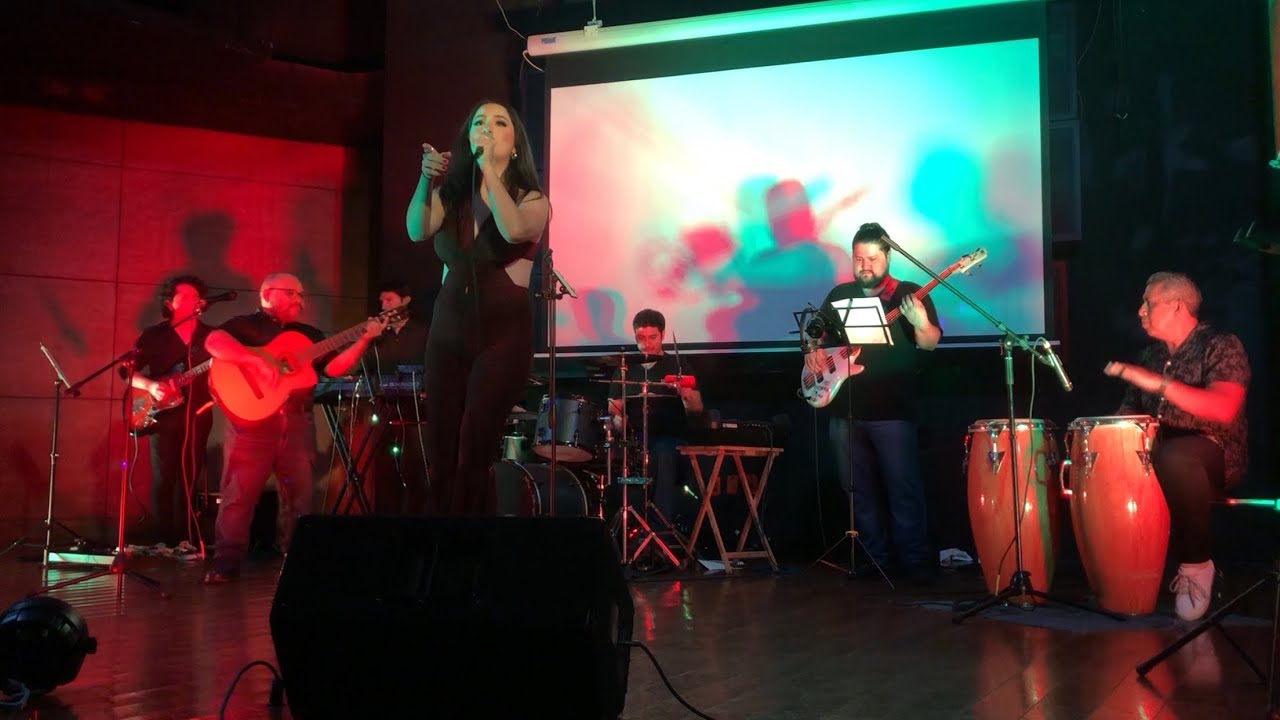 Besitos Selena Quintanilla Cover En Vivo - YouTube