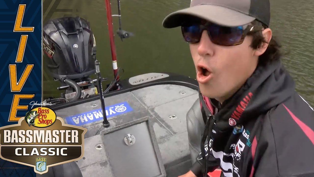 Justin Hamner holding serve in the lead - YouTube