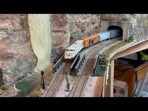 ATHEARN CSX PRIMER ES44DC HO SCALE OVERVIEW ATH83190 - YouTube