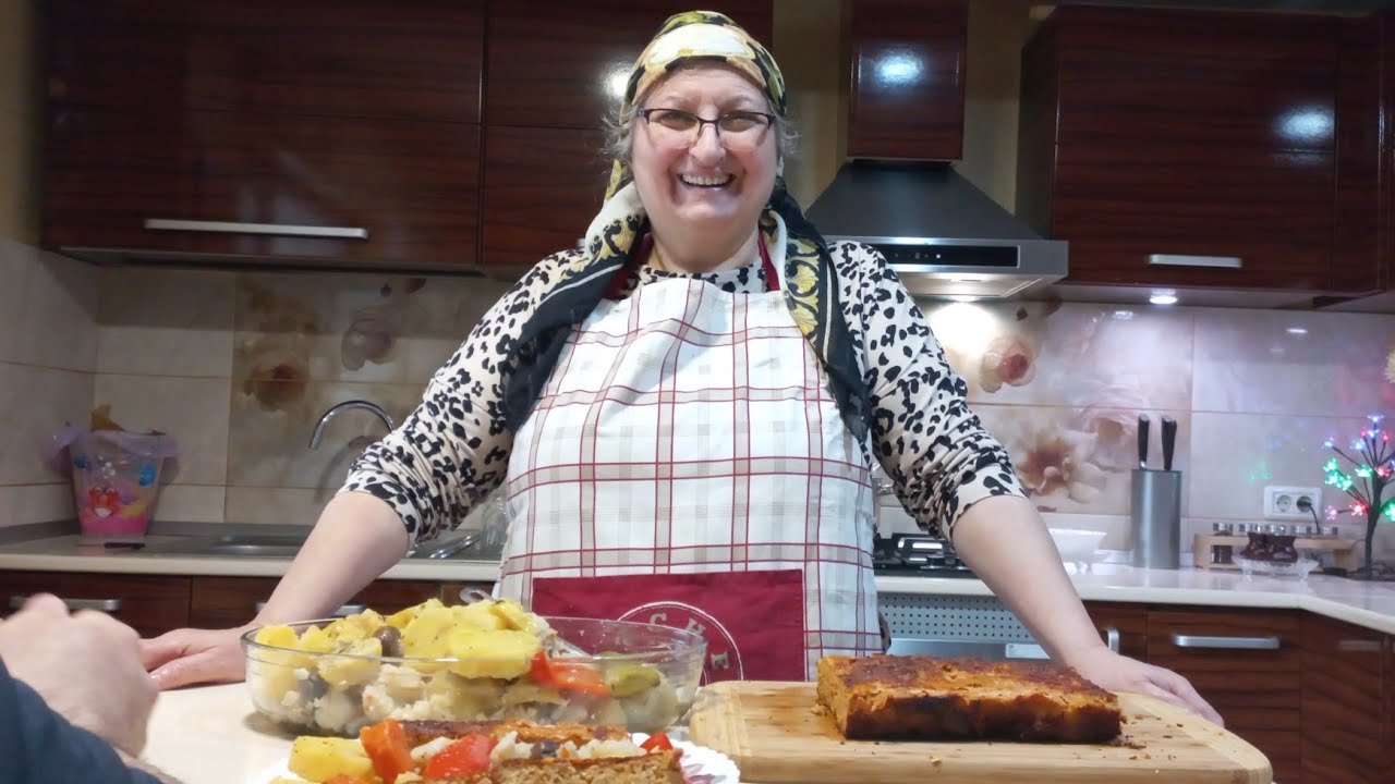 Chiftea la cuptor cu cartofi natur și legume - YouTube