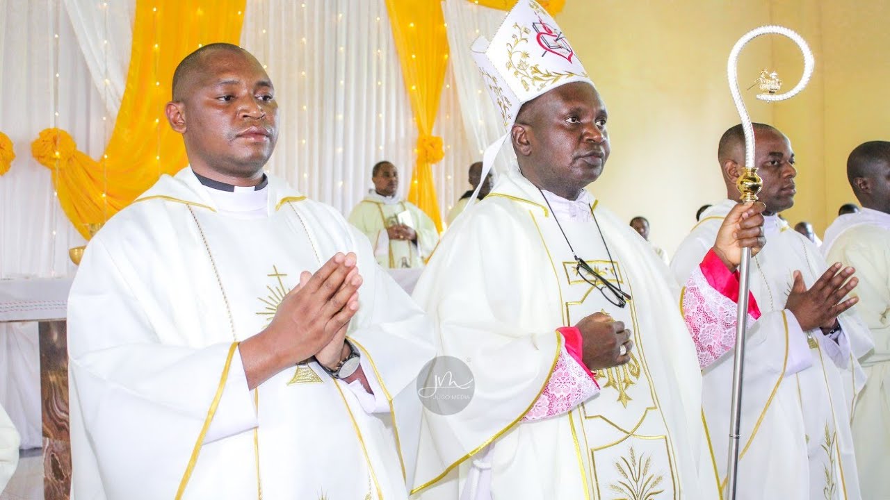 Maandamano katika Misa ya upadrisho Parokia ya Madaba, Jimbo Kuu la ...