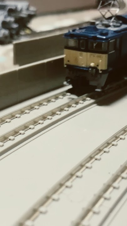 Bトレ低速試験走行(牽引EF64) - YouTube