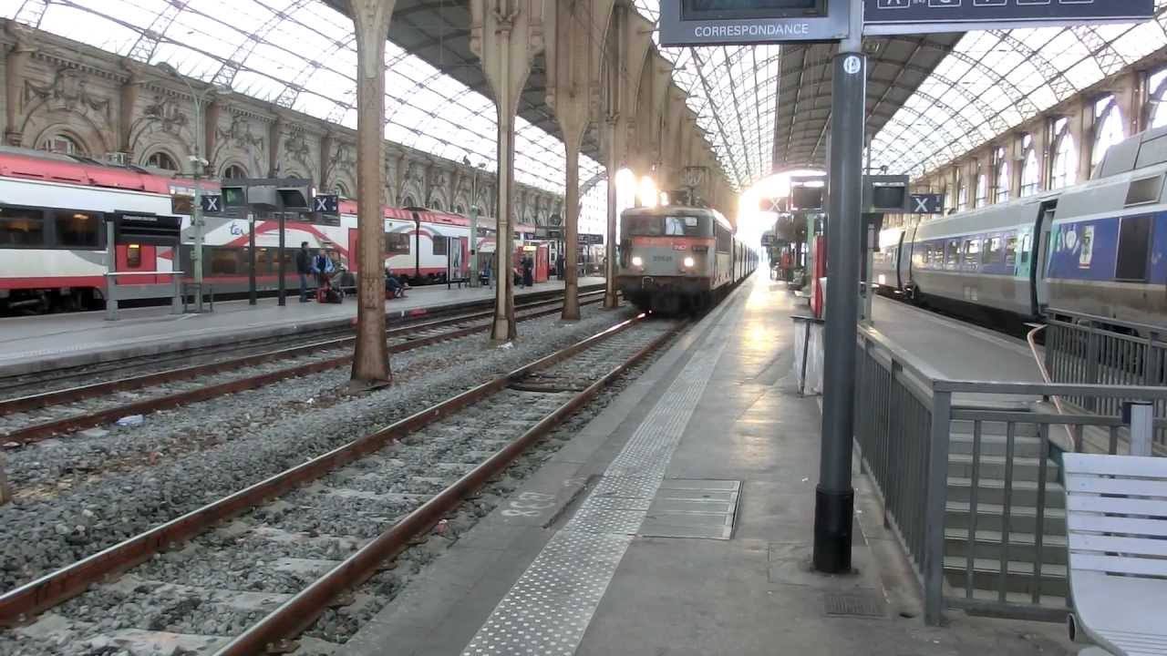 Arrival of an old french regional train at Nice - YouTube