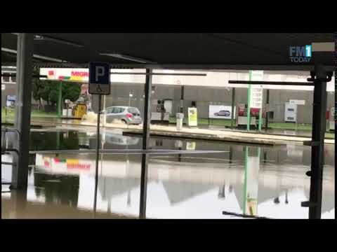 Hochwasser: Autofahrer bei Rheinpark