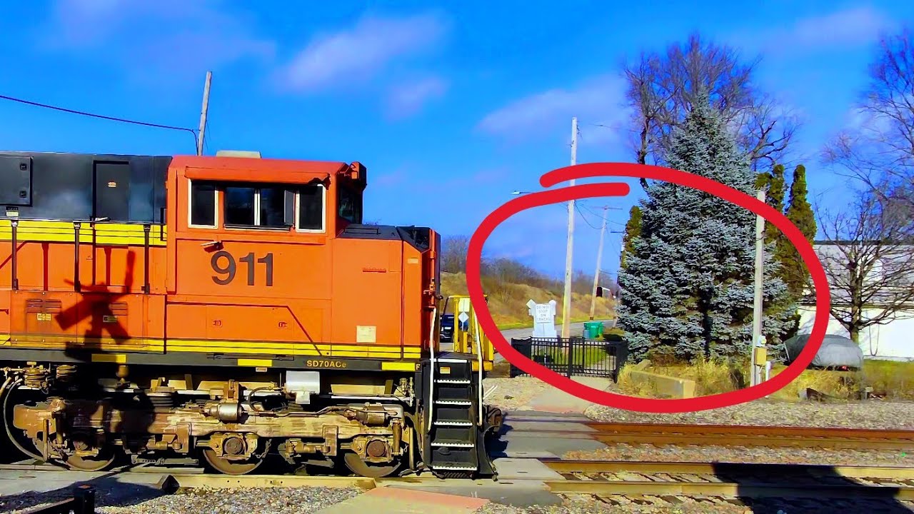 Perfectly Timed Train Combo in Galesburg IL [BNSF] - 4K - YouTube