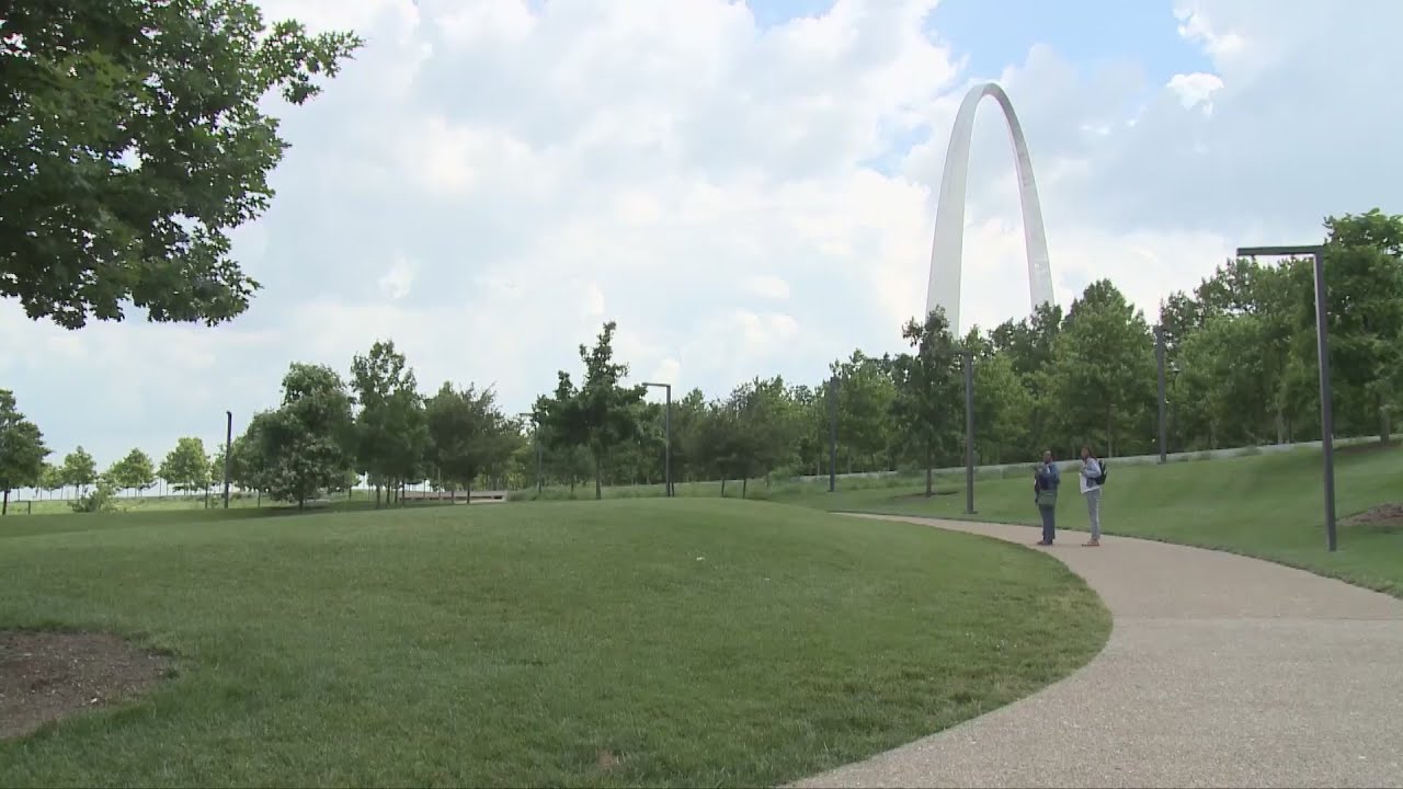 Amazing video shows lightning strikes connecting with the St. Louis ...