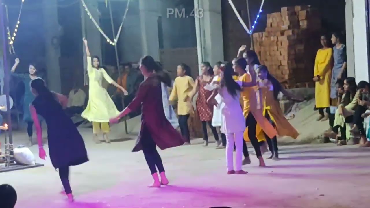 garba dance video new Mere gav ki girls dance video Garba - YouTube