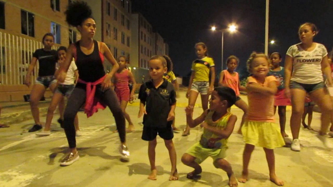 Niños bailando Champeta con Dancehall - YouTube