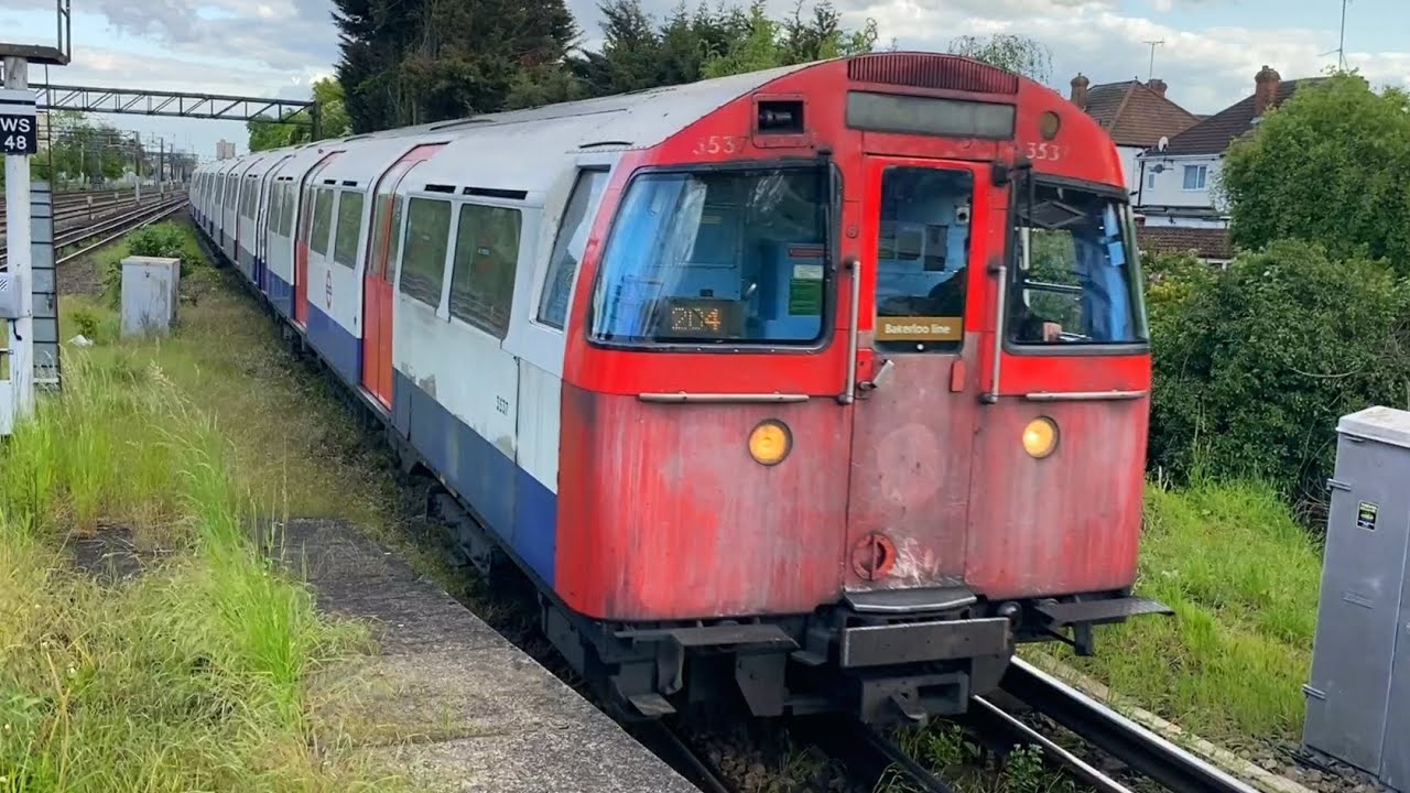 London Underground '72 stock arriving into South Kenton - YouTube