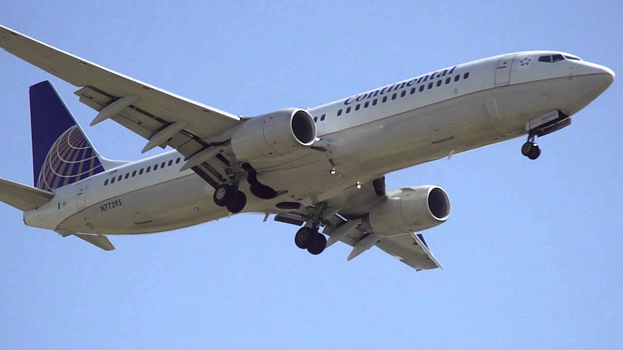 Continental Airlines Boeing 737-800 Aircraft 295 approaching IAH with ...