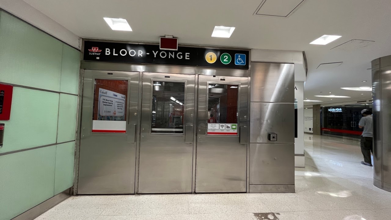 TORONTO LIVE Friday Night TTC Subway Bloor-Yonge to Union Station ...