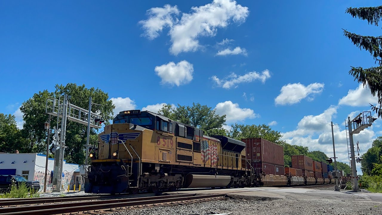 UP 8519 (ThunderCab SD70ACE) leads NS 25N through Chesterton! - YouTube