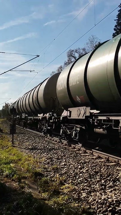 Ein Güterzug mit Kesselwagen von einer ÖBB Taurus nach München gezogen - YouTube