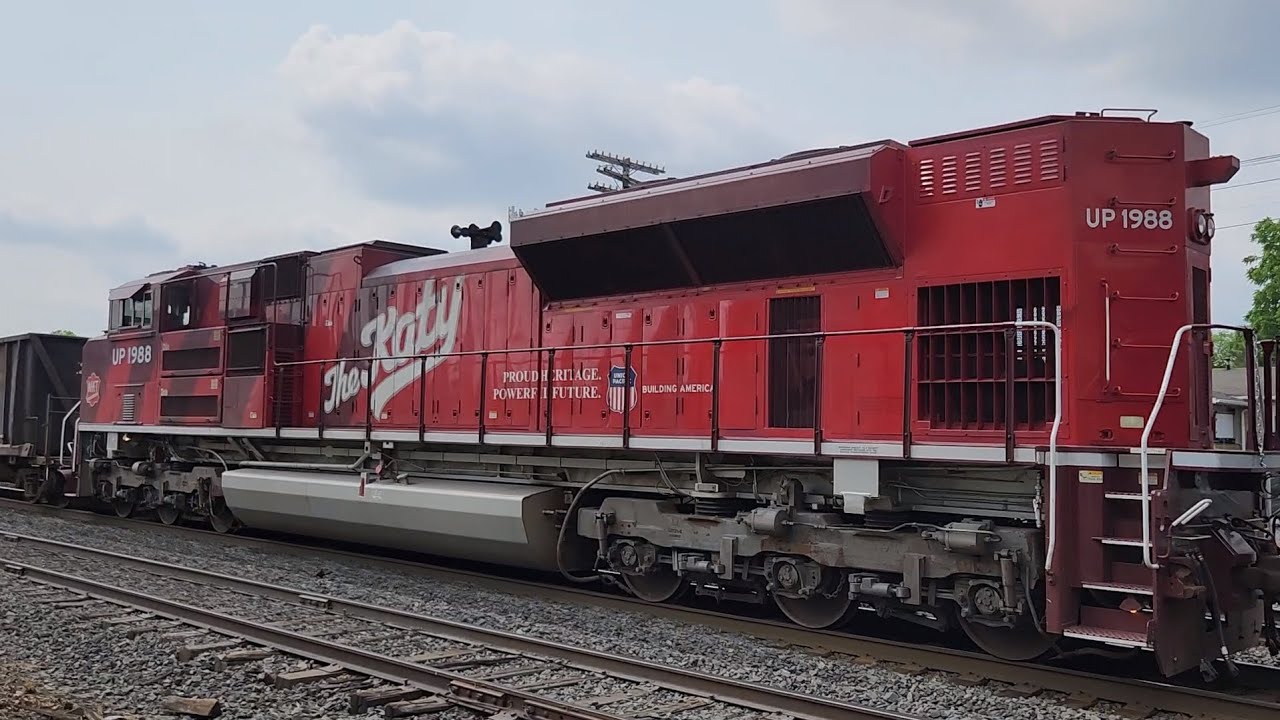 Union Pacific the "Katy" Heritage Unit as a DPU on a Long Norfolk Southern Manifest - YouTube