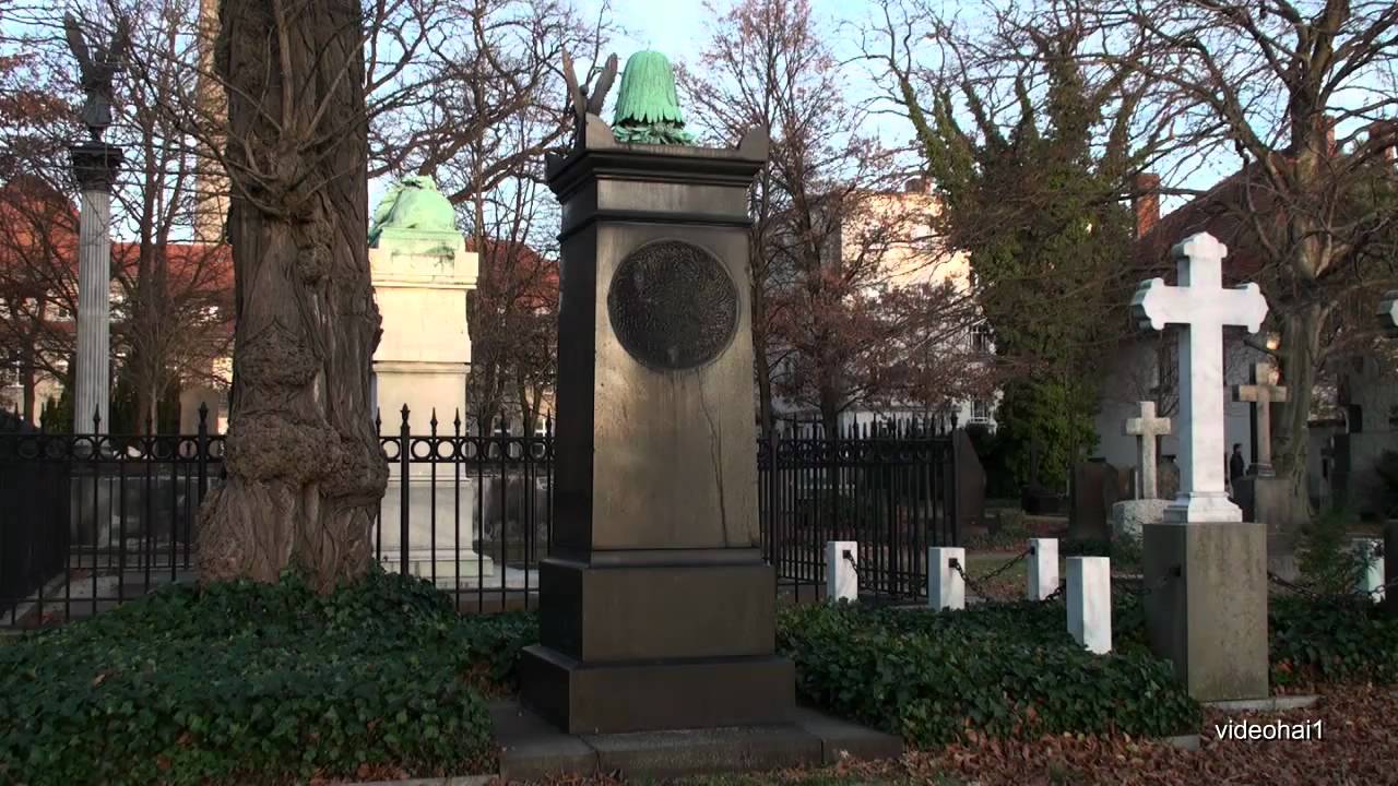 Invalidenfriedhof. seit 1748 in Berlins Mitte - YouTube
