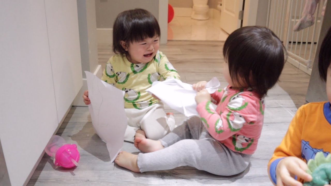 [SUB] 쌍둥이 나나의 종이 쟁탈전 | twins scramble for paper - YouTube
