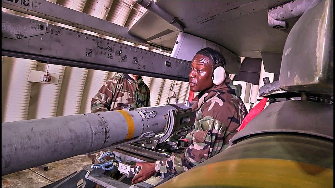 F-16 Weapons Maintenance - YouTube