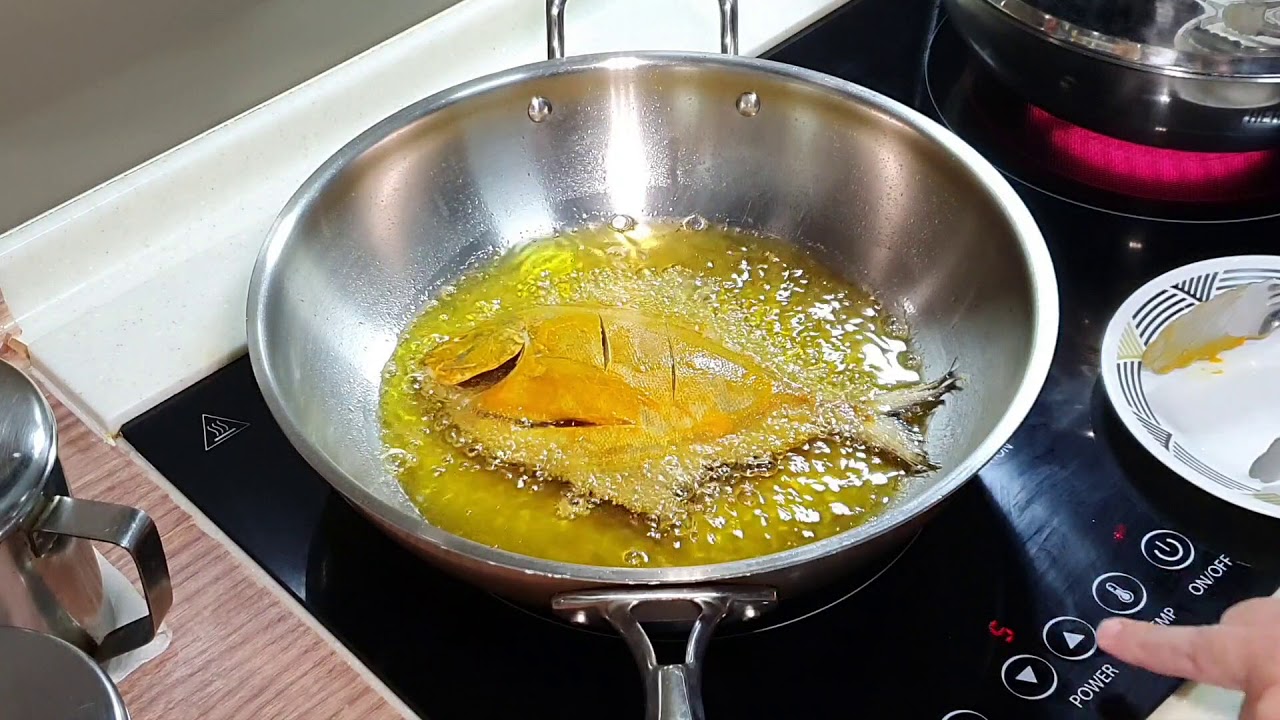 Fried fish with turmeric powder - YouTube