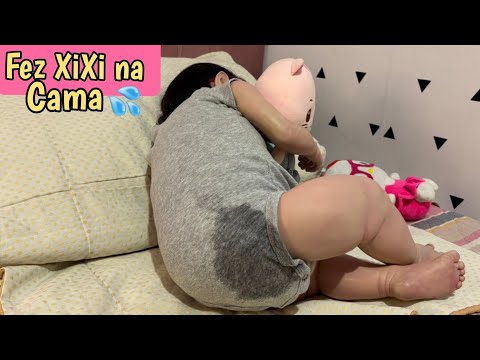 Minha Bebê Reborn Fez XiXi na Cama 