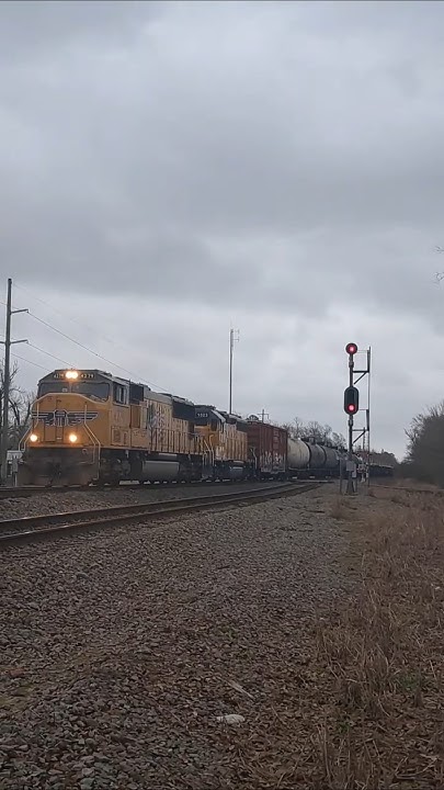 EMD/70M/GP40! UP #4279 leads a fast/long WB UP M-NOEWB14 out of Livonia, Louisiana!!! - YouTube
