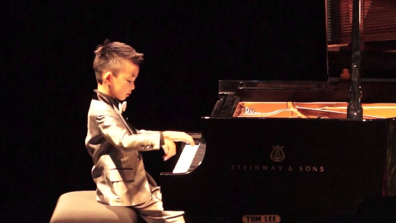 Ray Zhang (7) Plays Theme and Variation by Sunovski - YouTube