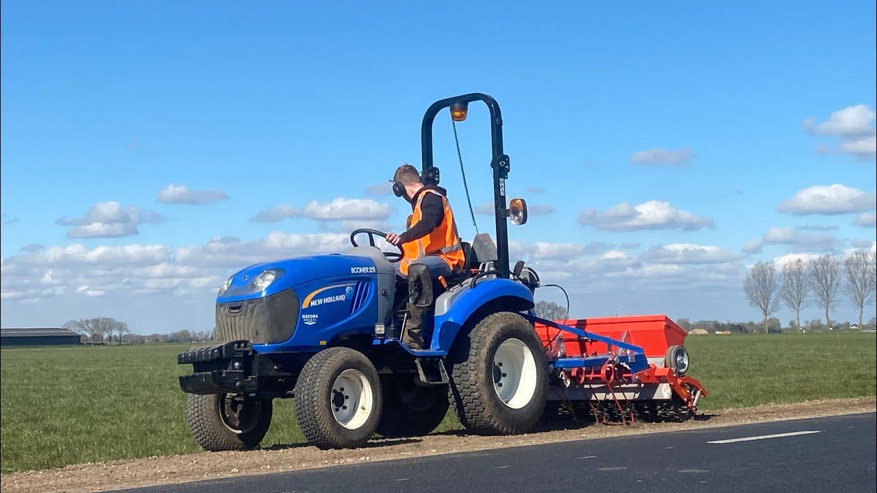 Boomer 25 New-Holland sowing grass along the way - YouTube