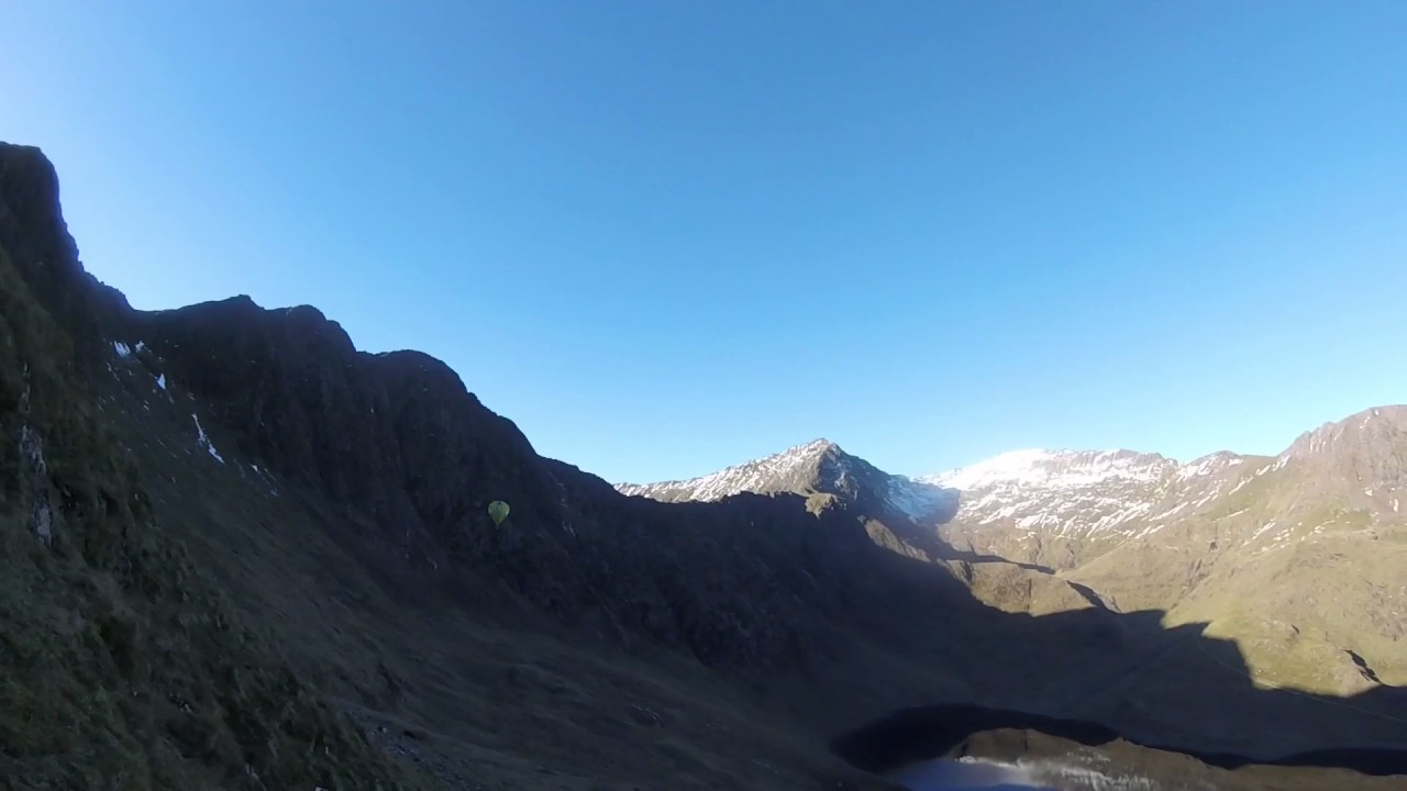 Hot air balloon descending into the bowl at Snowdon - YouTube