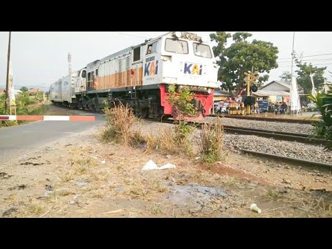 Kereta Argo Parahyangan Kembali Gibarkan Bendera Merah Putih - YouTube