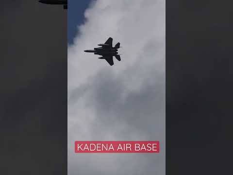 F-15's overhead approach - YouTube