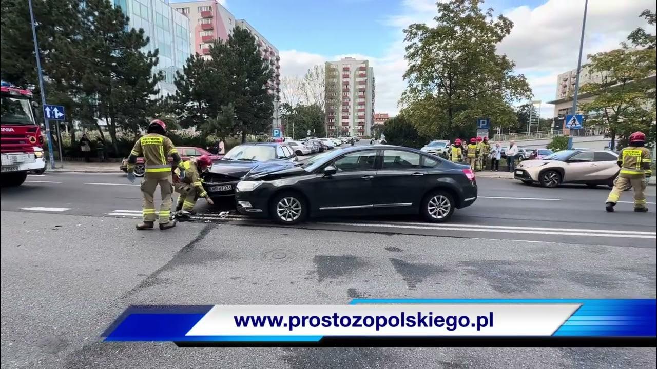 Zderzenie dwóch samochodów w centrum Opola - YouTube